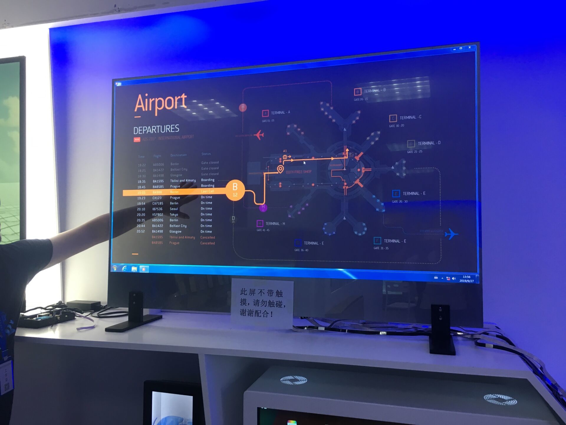 Indoor Transparent OLED Display For Large Scale Shopping Malls 3840* ...